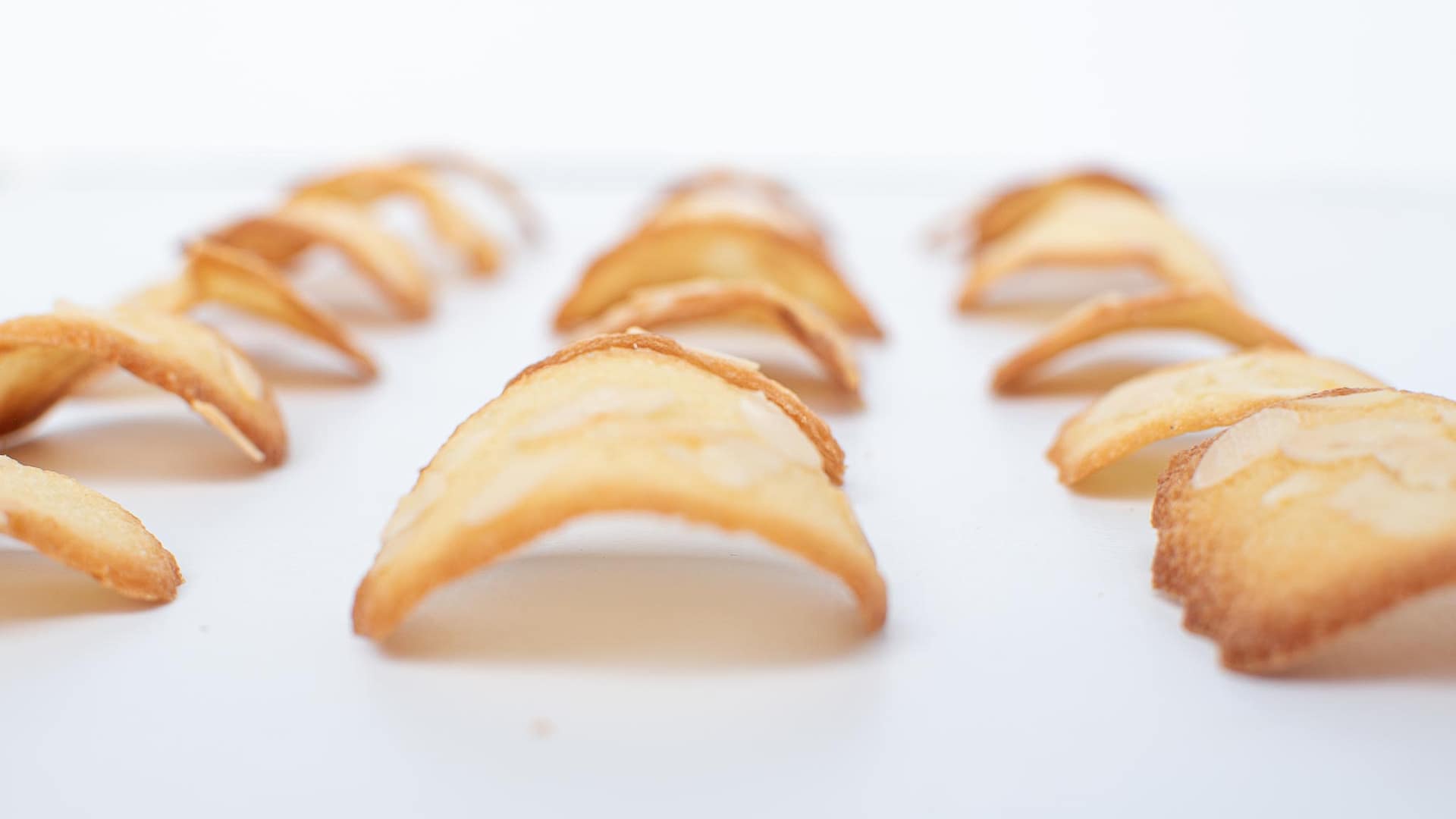 Almond tuiles : the crispiest French cookie - Madeleines Academy